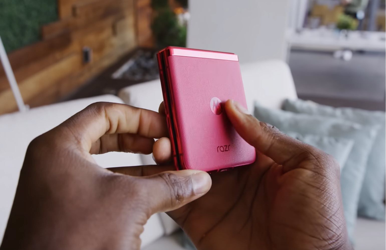 The Razr Plus: Motorola beats Samsung to the large-screen flip phone ...